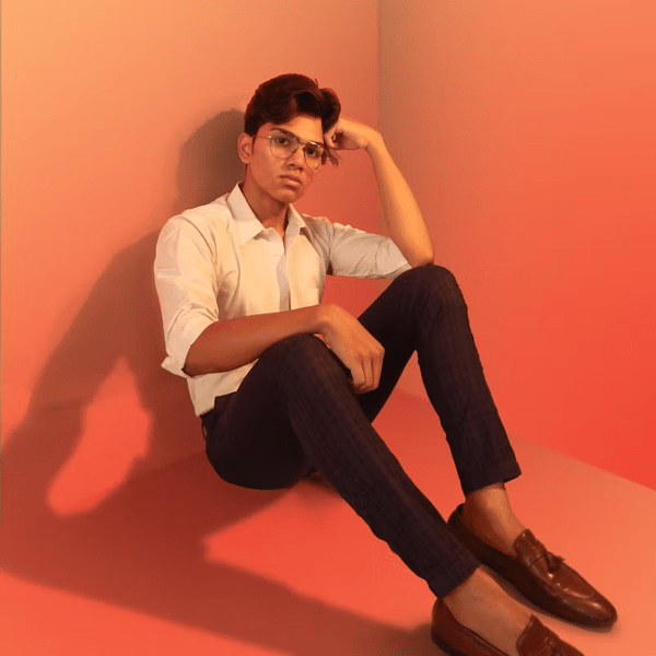 Oltre 20 migliori pose e idee per modelli maschili alla moda per il 2025